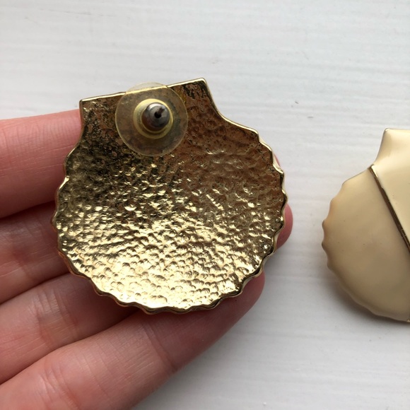 Vintage | Jewelry | Chic Chunky Gold Cream Clam Shell Earrings | Poshmark